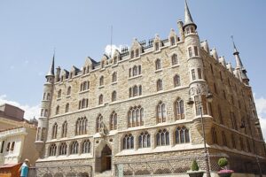 Gaudi Buildings - 10 Most Famous - Artst